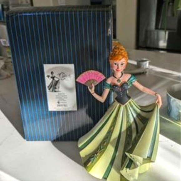 Enesco | Other | Disney Showcase Couture De Force Frozen Anna | Poshmark